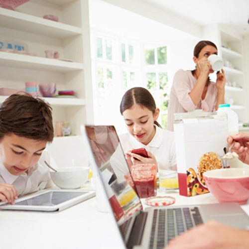 Dodge Distracted Dining | Clean Eating Tips